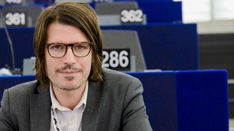 Corrao lascia i 5 Stelle ma resta a Strasburgo. Aveva chiesto le ...