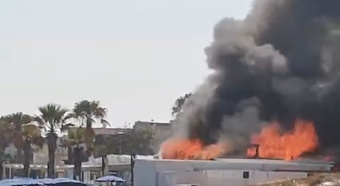 Inferno al Monnalisa Beach di Tre Fontane, lido balneare distrutto ...